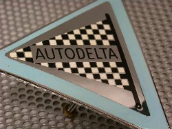 Alfa Romeo (AUTODELTA)エンブレム : イタリア自動車雑貨店 | イタリア車のパーツ、アクセサリーとグッズの公式オンラインショップ